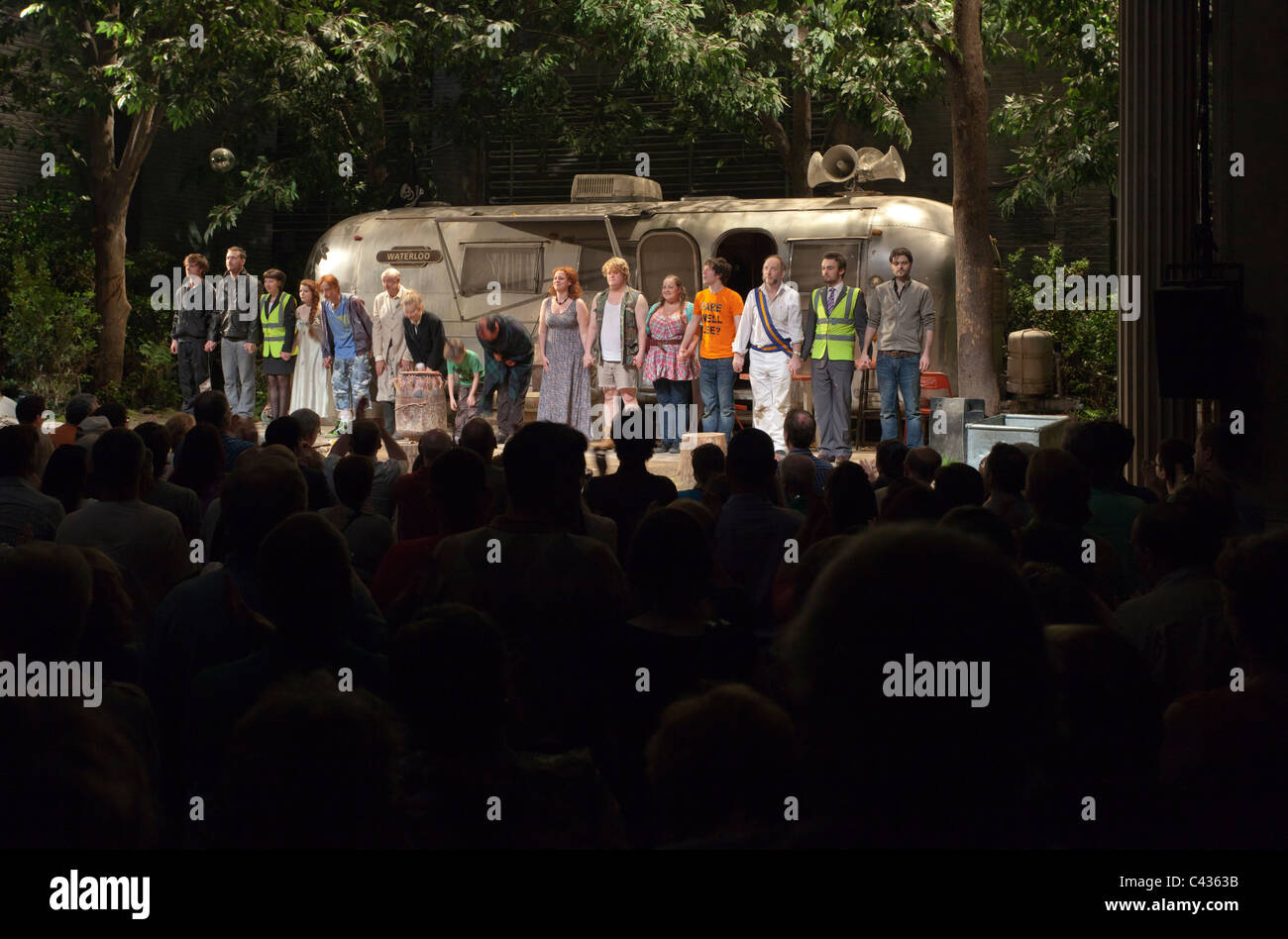 cast of Jez Butterworth’s play Jerusalem taking curtain call, Music Box ...
