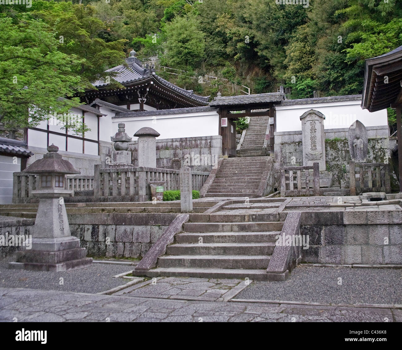 Japanese temple cemetery hi-res stock photography and images - Alamy