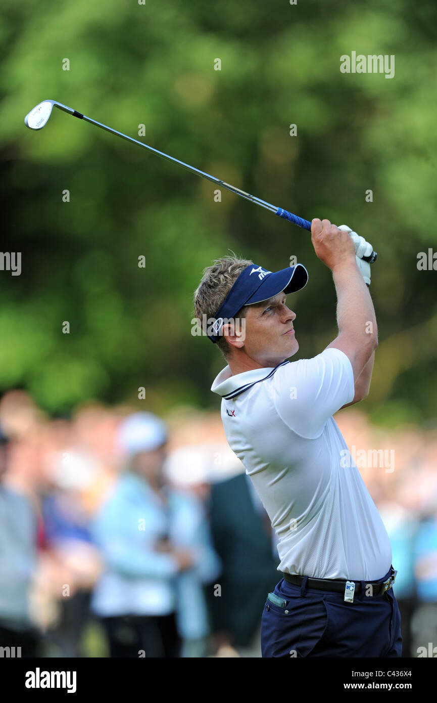 Professional Golfer Luke Donald plays a shot Stock Photo - Alamy