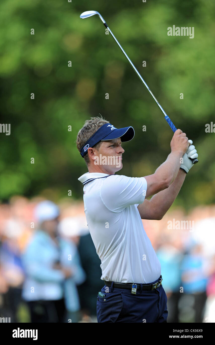 Professional Golfer Luke Donald plays a shot Stock Photo - Alamy