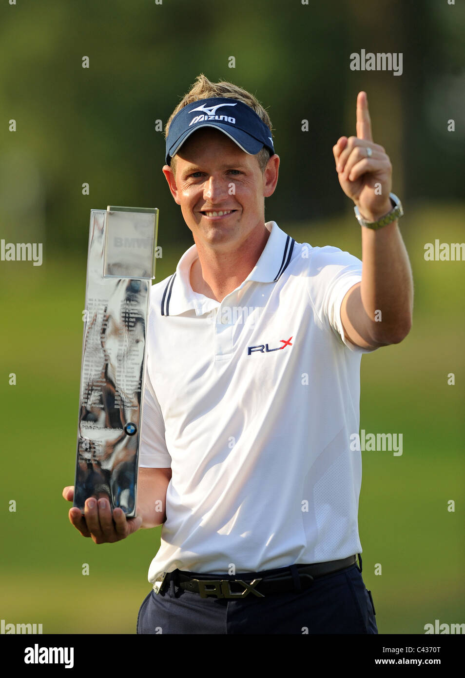 Golfer Luke Donald poses with the BMW PGA Trophy Stock Photo - Alamy