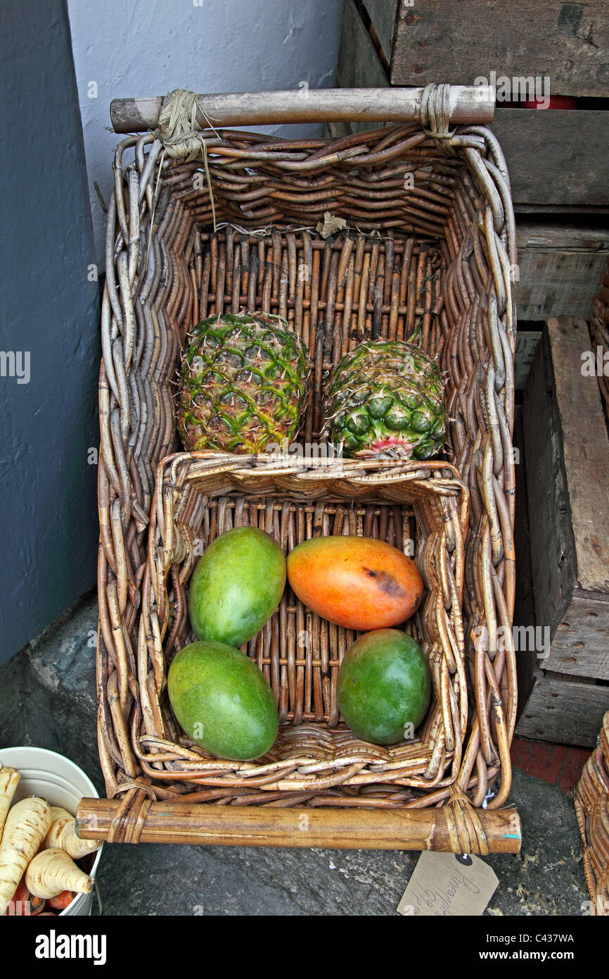 Box of mangoes hi-res stock photography and images - Alamy