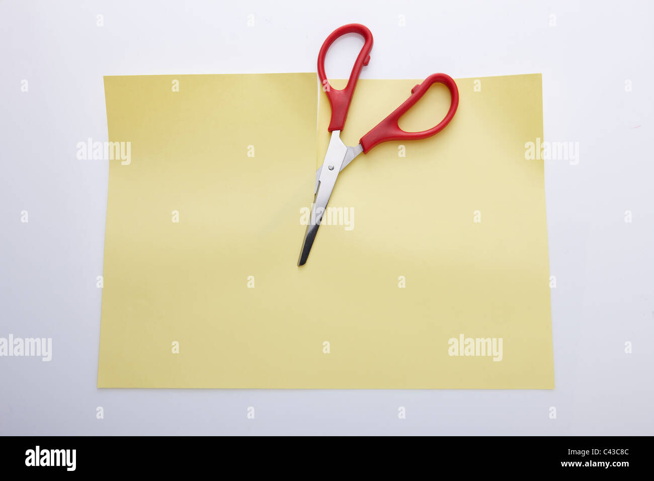 scissors cutting paper Stock Photo - Alamy