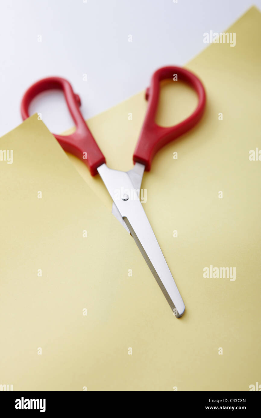 scissors cutting paper Stock Photo - Alamy