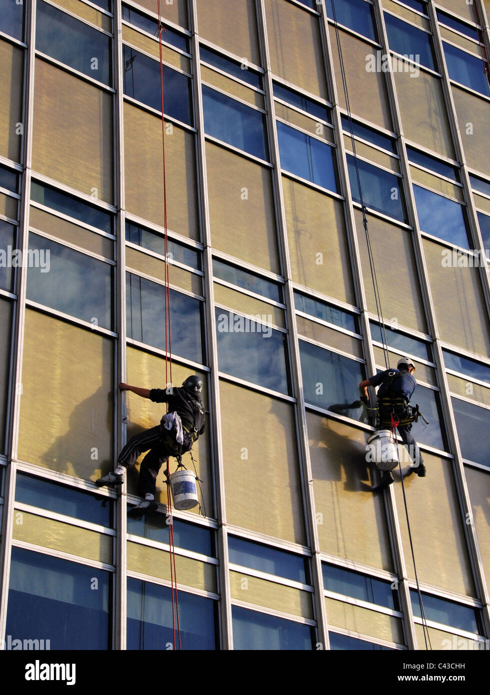 Rappelling window cleaner skyscraper hi-res stock photography and ...