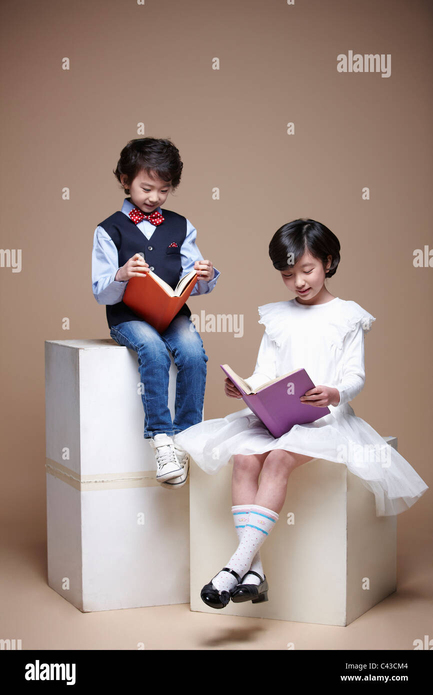 children reading books Stock Photo - Alamy
