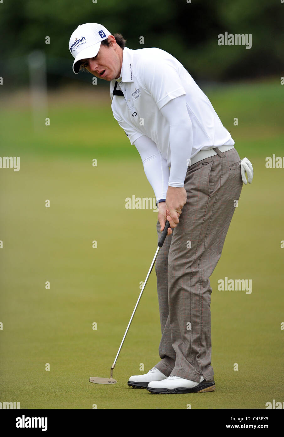 Professional Golfer Rory MciLroy putting Stock Photo - Alamy