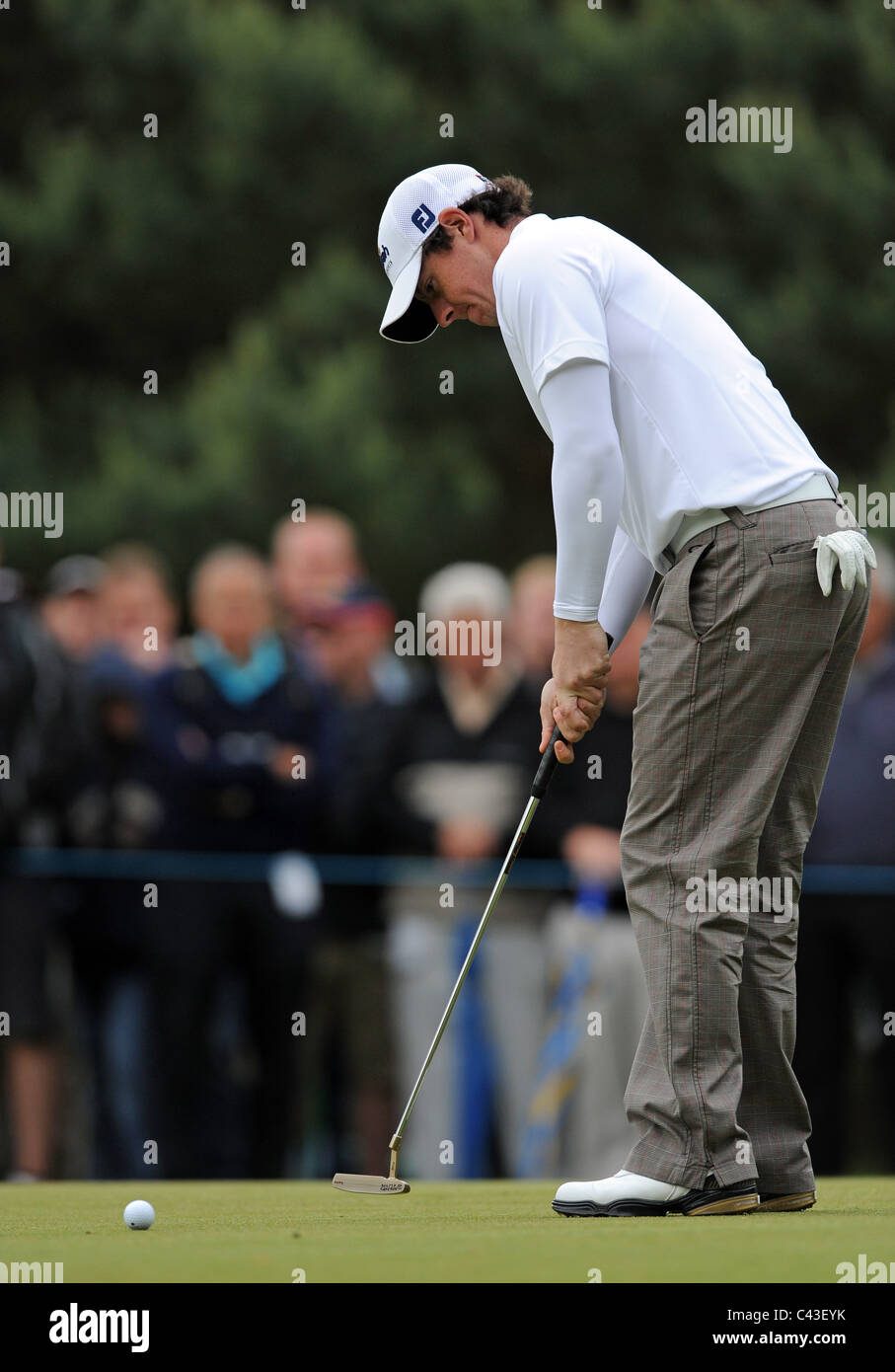 Professional Golfer Rory MciLroy putting Stock Photo - Alamy