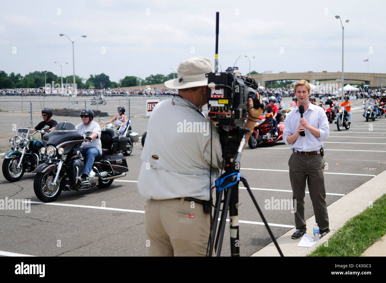 Reporter in front of tv camera hi-res stock photography and images - Alamy
