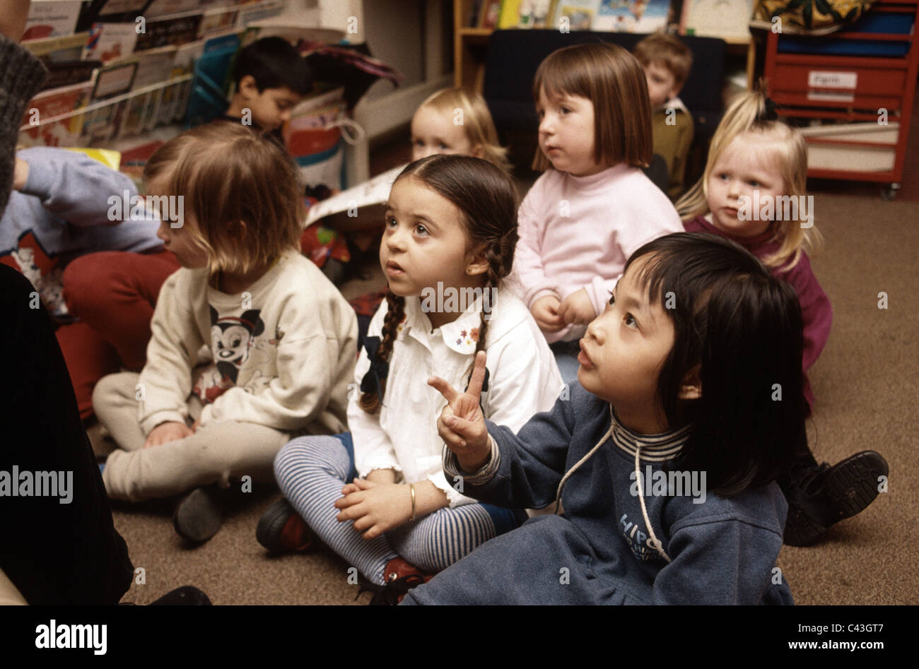 Children listening to story hi-res stock photography and images - Alamy