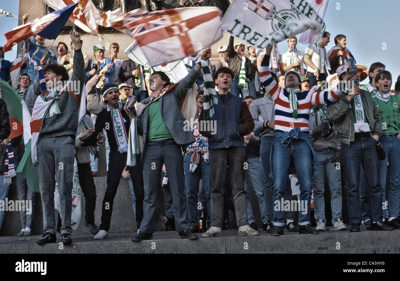 Football fans in Trafalgar Square Stock Photo - Alamy