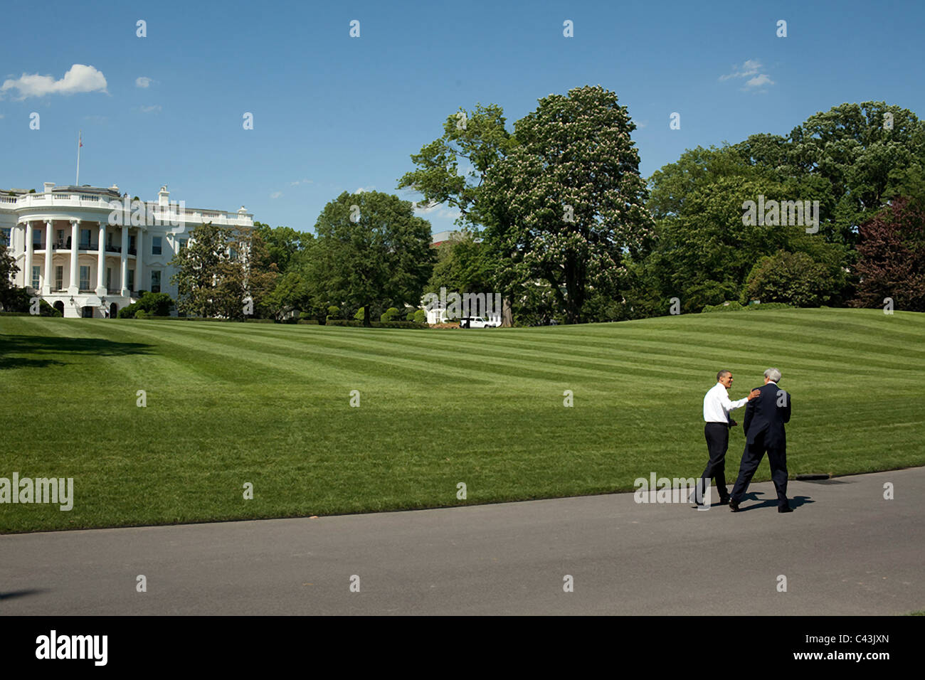 President Barack Obama walks along the South Lawn Drive of the White ...