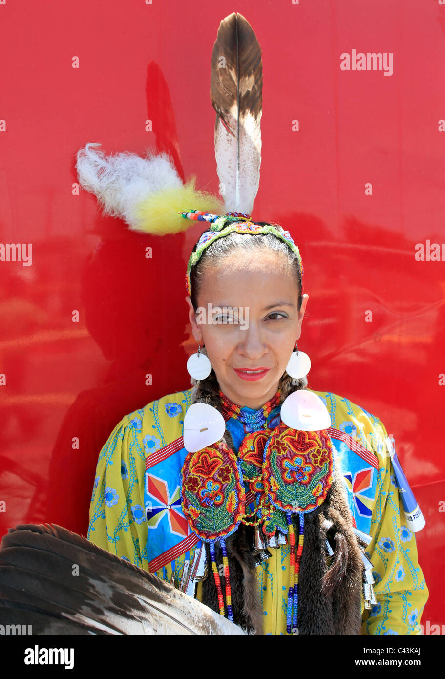 Woman native indian tribe dancing hi-res stock photography and images ...