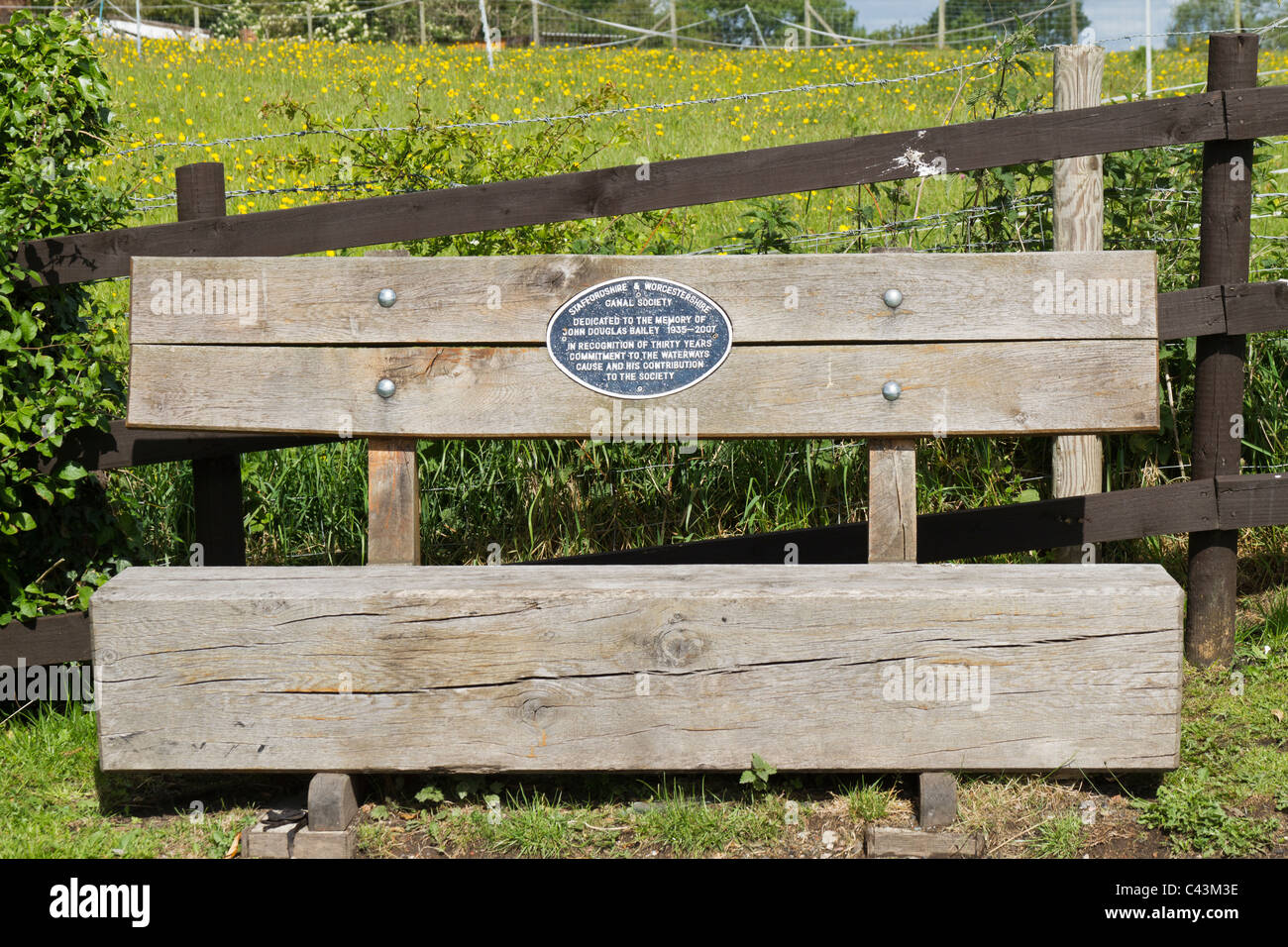 Memorial bench hi-res stock photography and images - Alamy