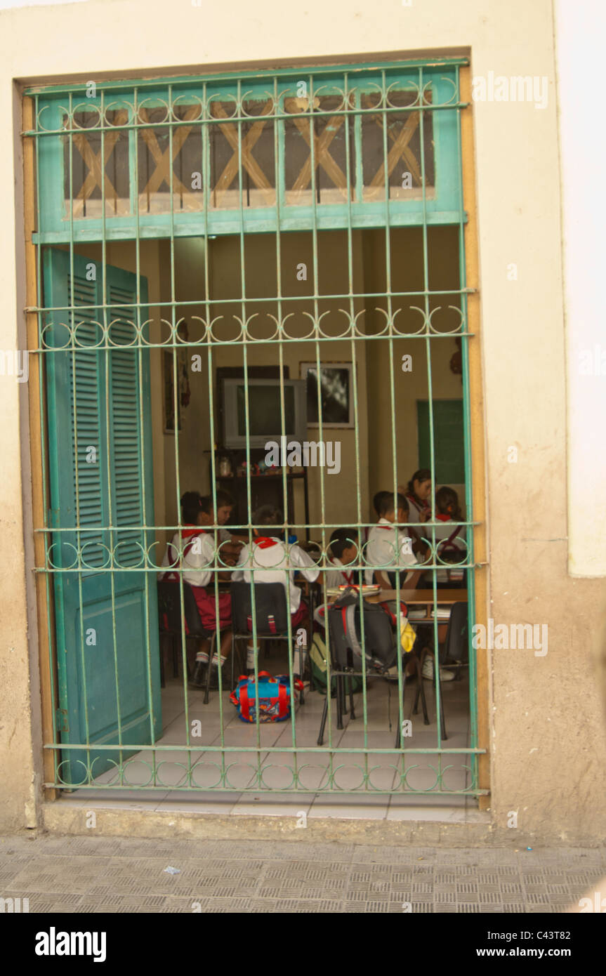 Cuba school children in classroom hi-res stock photography and images ...