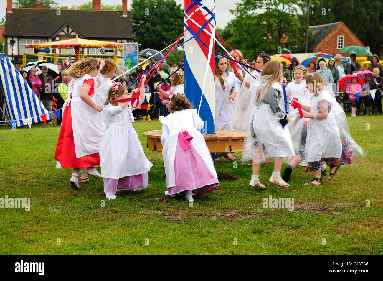 Dancing round the maypole on the village green hi-res stock photography ...
