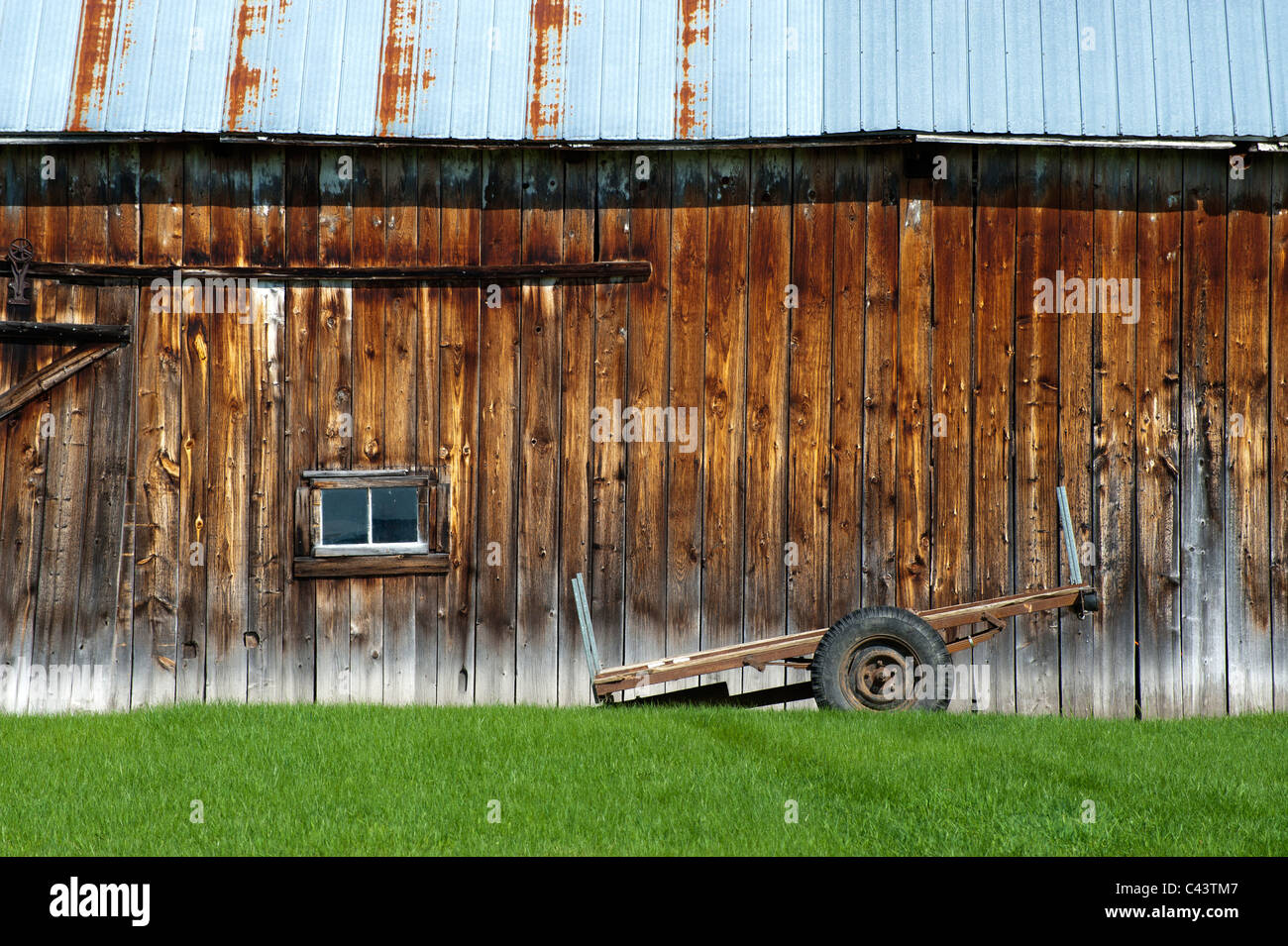 Old wooden trailer hi-res stock photography and images - Alamy