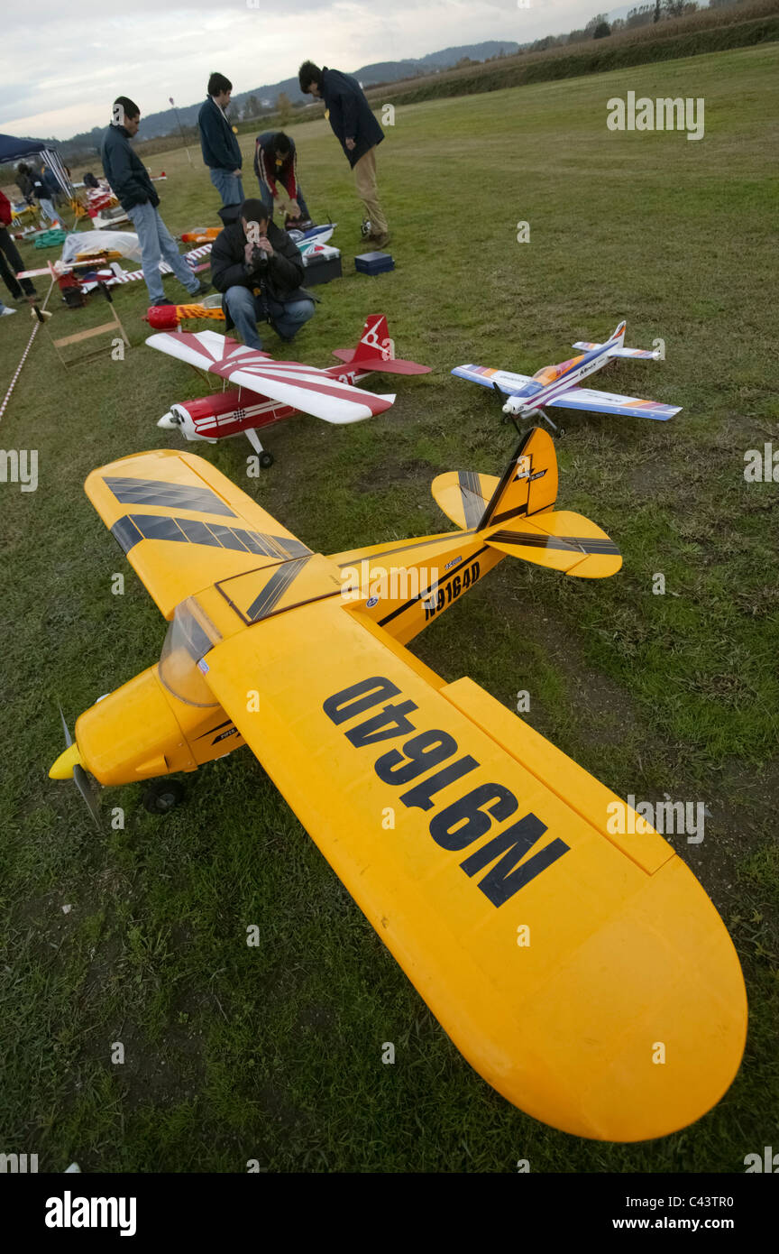 Radio controlled airplanes hi-res stock photography and images - Alamy