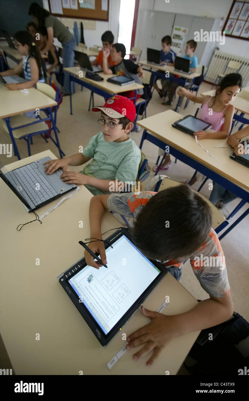 Kids using computers in classroom Stock Photo - Alamy