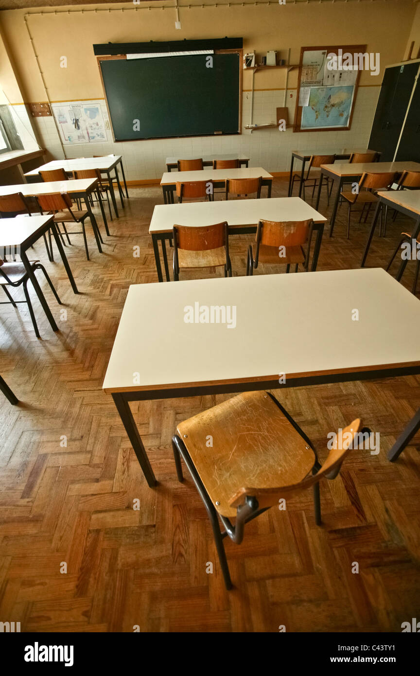 Empty classroom uk hi-res stock photography and images - Alamy