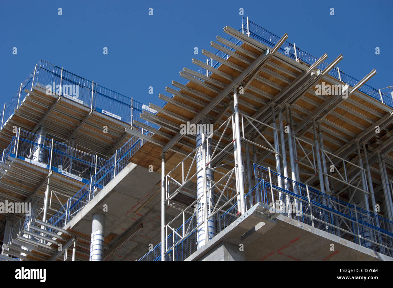 scaffolding on a concrete building Stock Photo - Alamy
