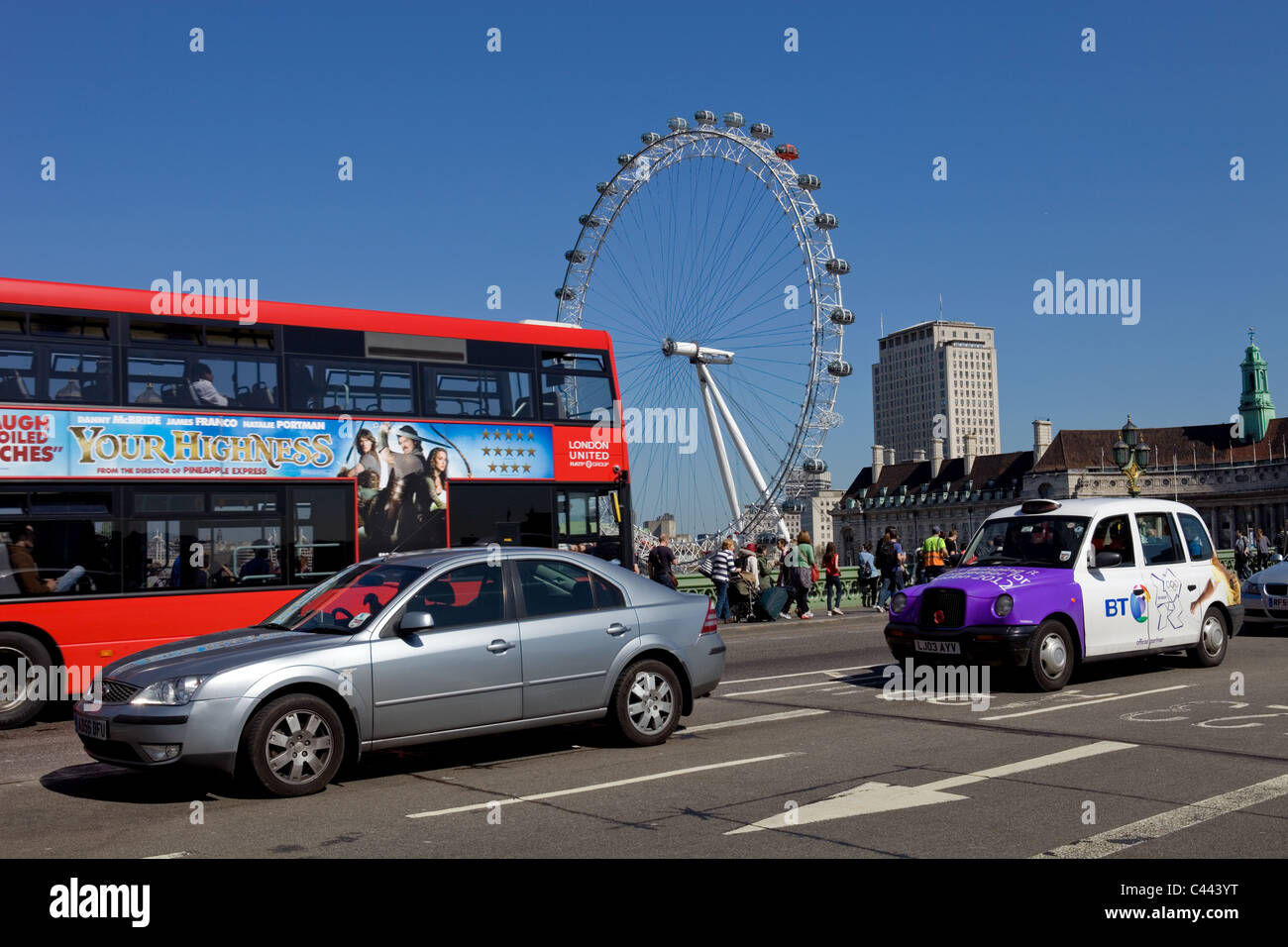 london street view with lots of cars and people Stock Photo - Alamy