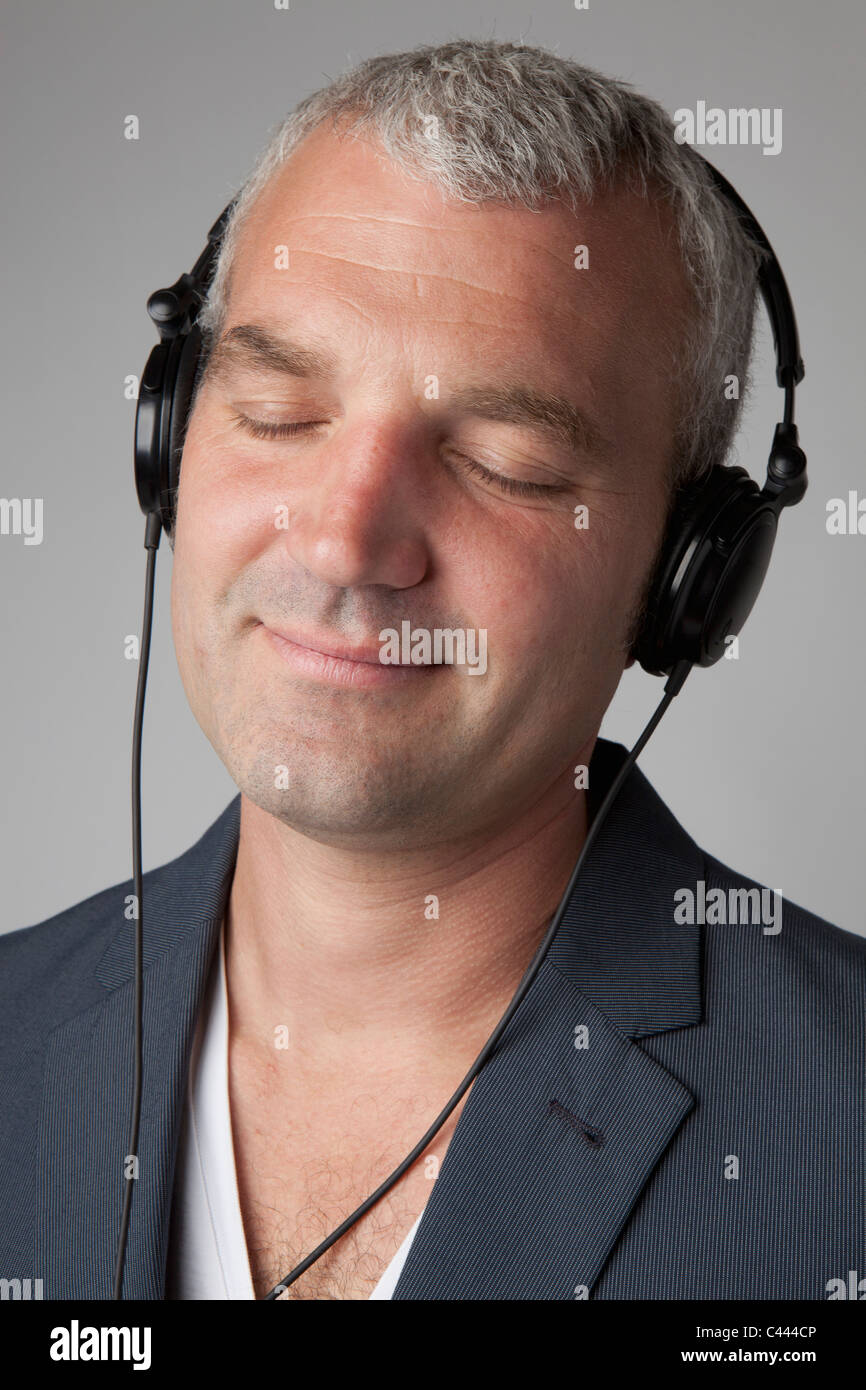 A man listening to headphones Stock Photo - Alamy