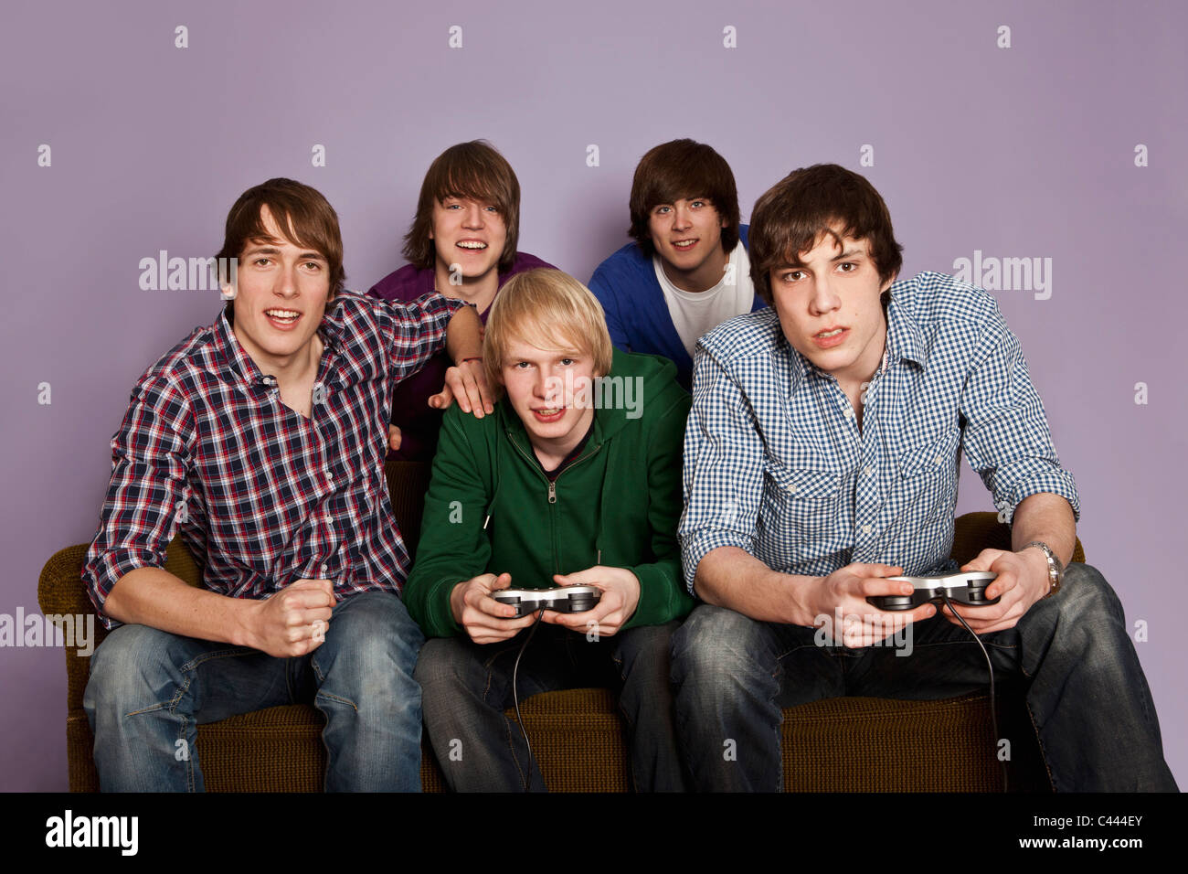 Two boys playing a video game hi-res stock photography and images - Alamy