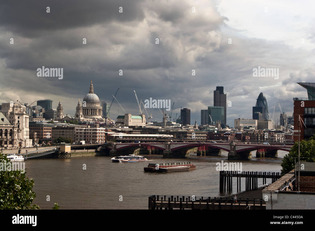 Stormy city skyline london hi-res stock photography and images - Alamy