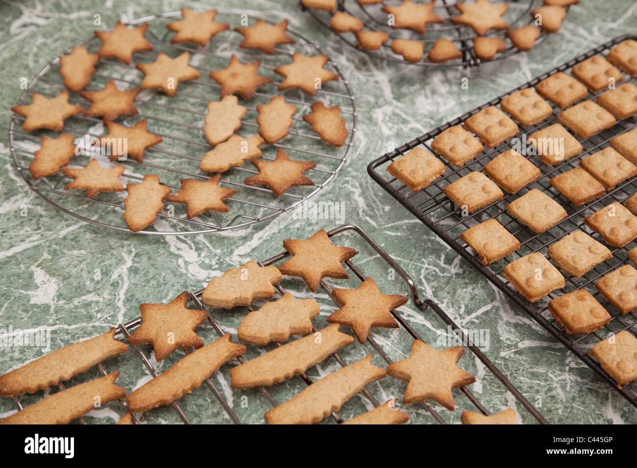 Baking racks hi-res stock photography and images - Alamy