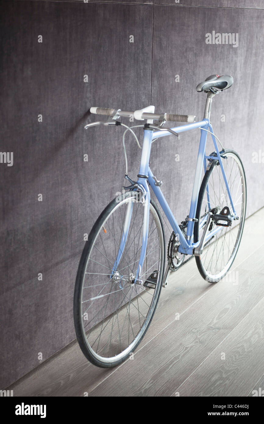 Bicycle leaning against wall Stock Photo - Alamy
