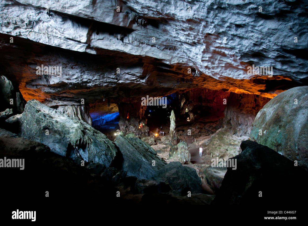 Surprise Cave, Hang Sung Sot, Halong Bay, Northern Vietnam, cave ...