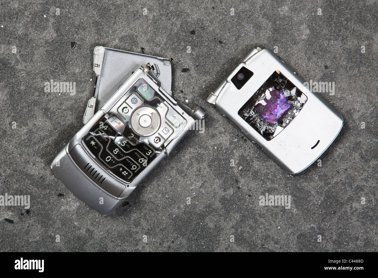 A smashed mobile phone Stock Photo - Alamy