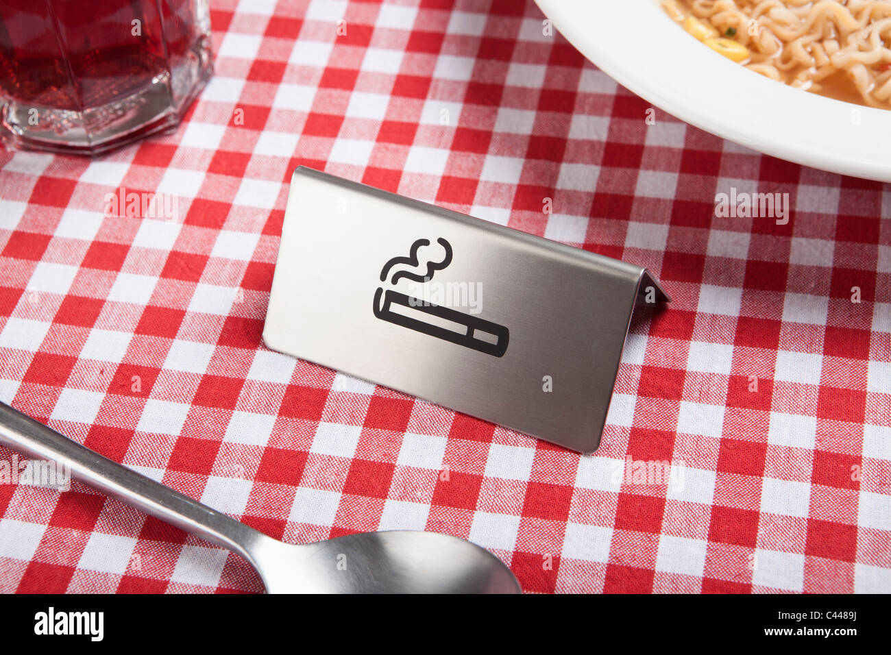 A smoking sign on a restaurant table Stock Photo - Alamy