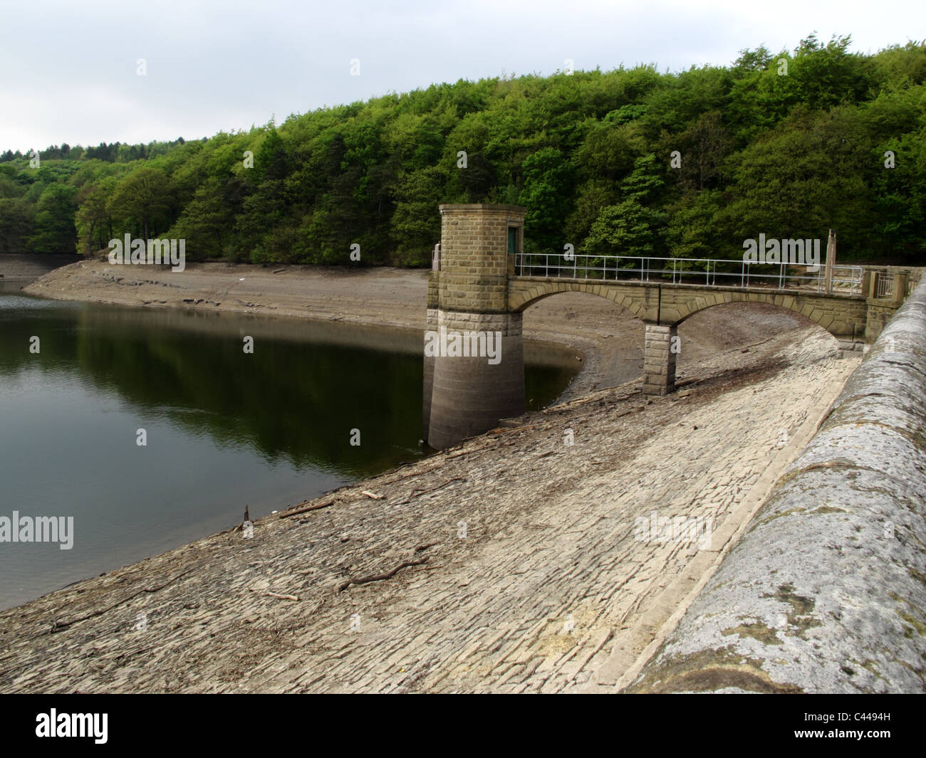 Linacre Reservoir near Chesterfield with very low water levels ...