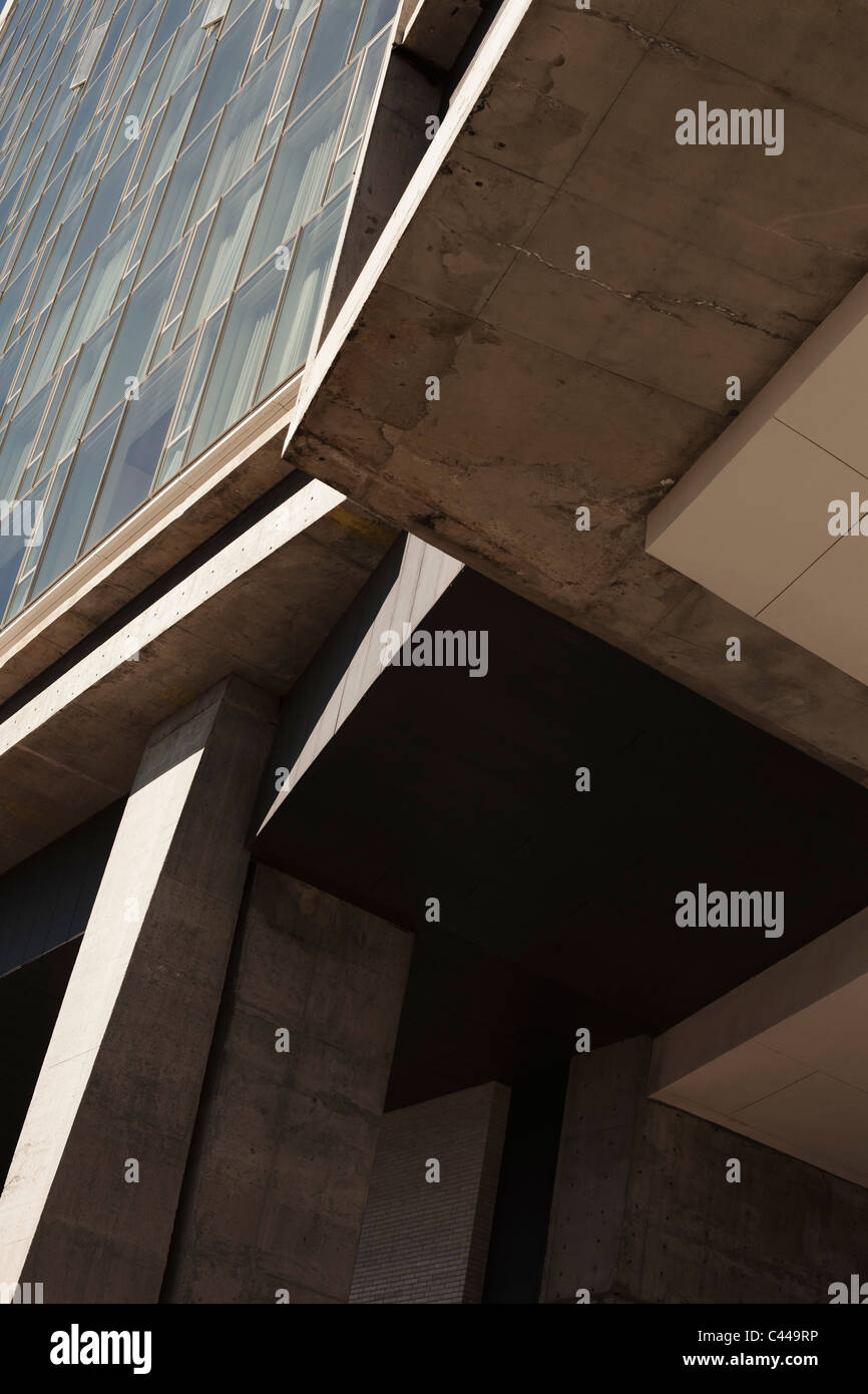 Interesting angle of office building hi-res stock photography and ...