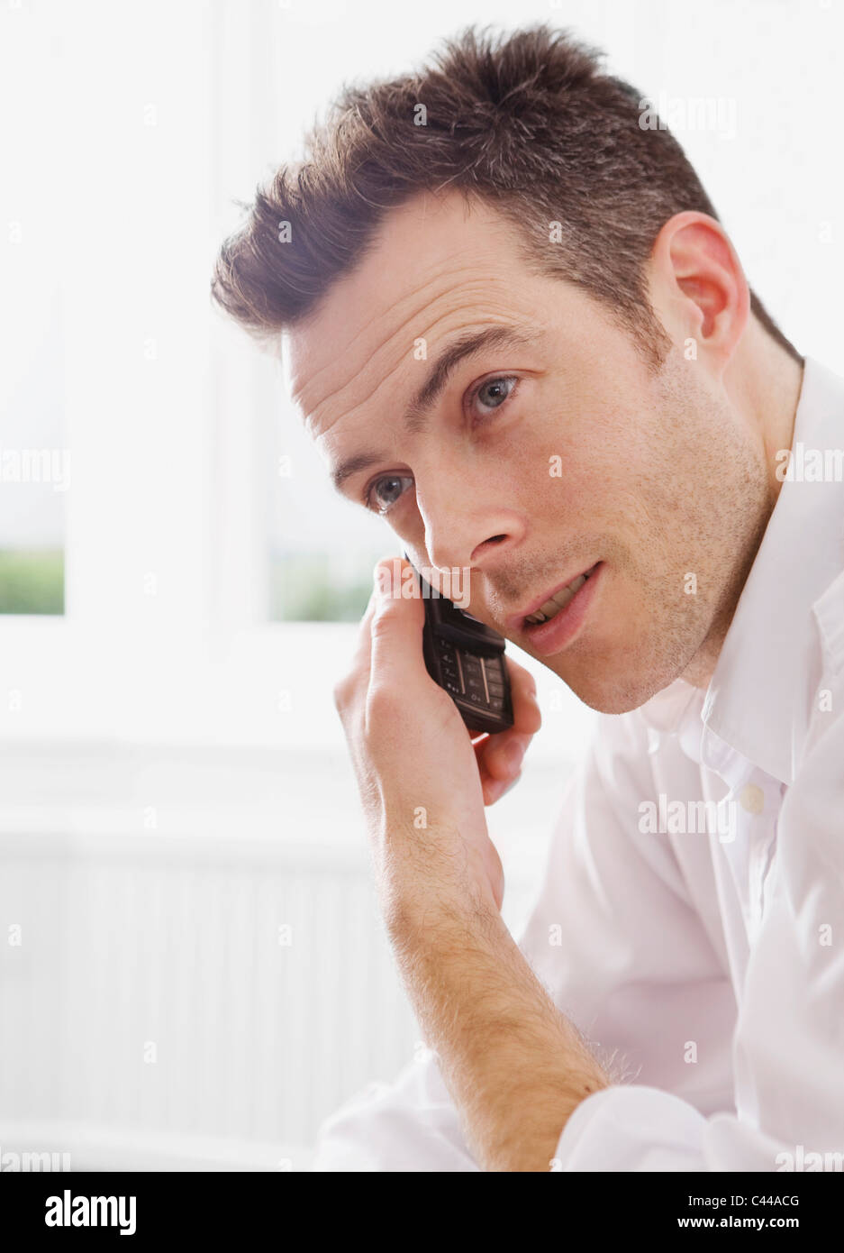 Vertical mobile communication casual man hi-res stock photography and ...