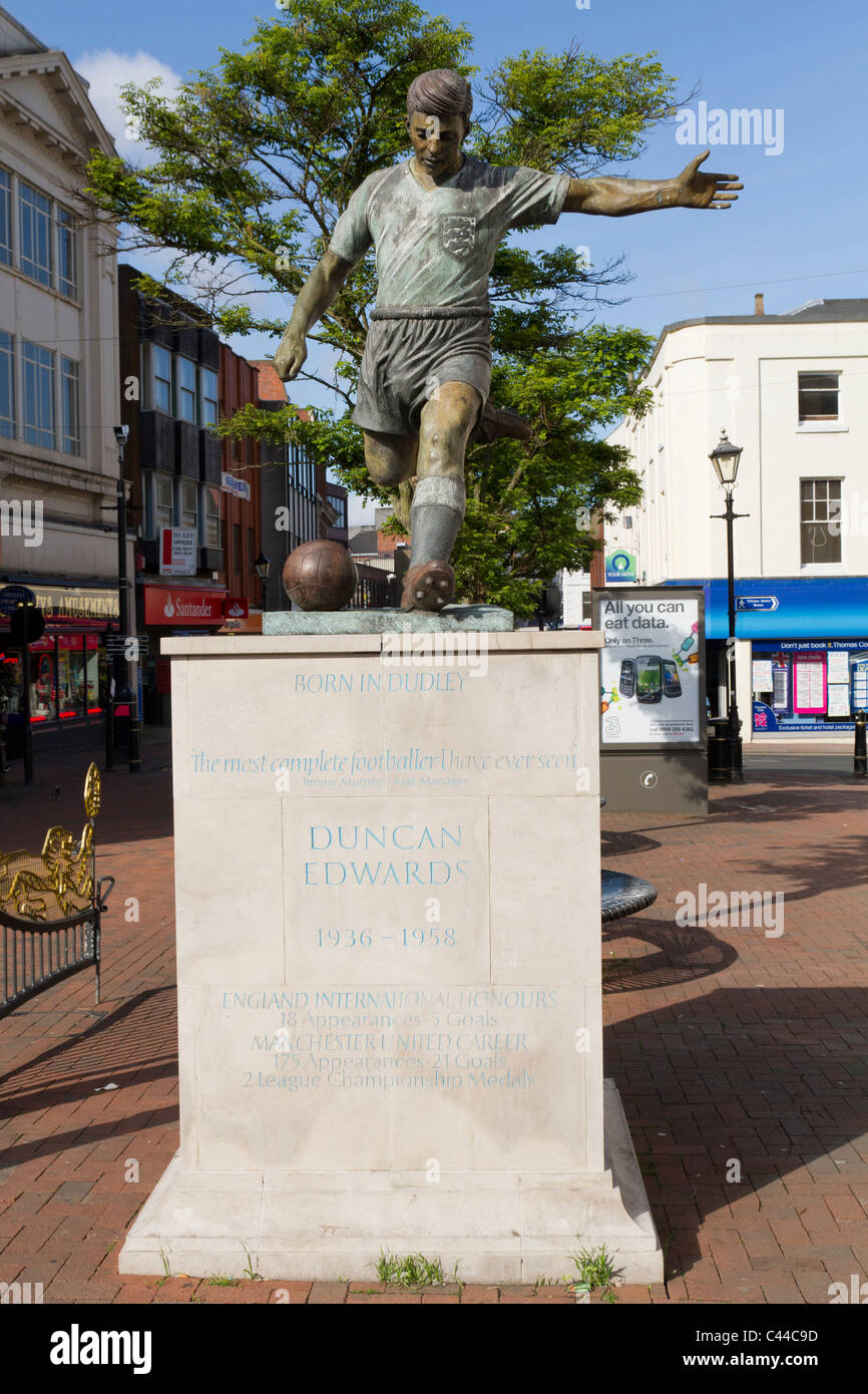 Statue of Duncan Edwards in Dudley town centre Stock Photo - Alamy