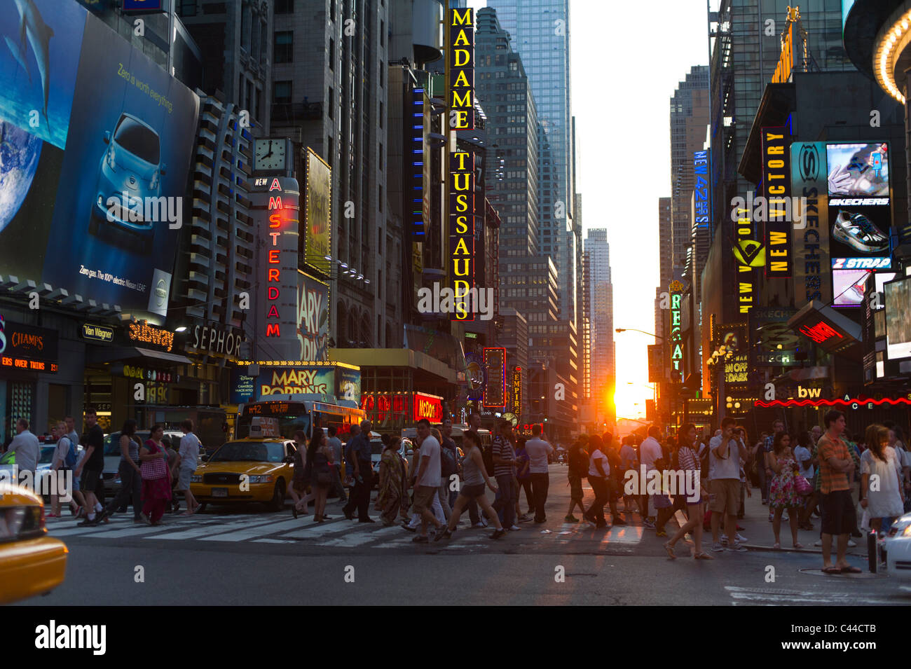 Visitors to Times Square in New York during the Manhattanhenge sunset ...
