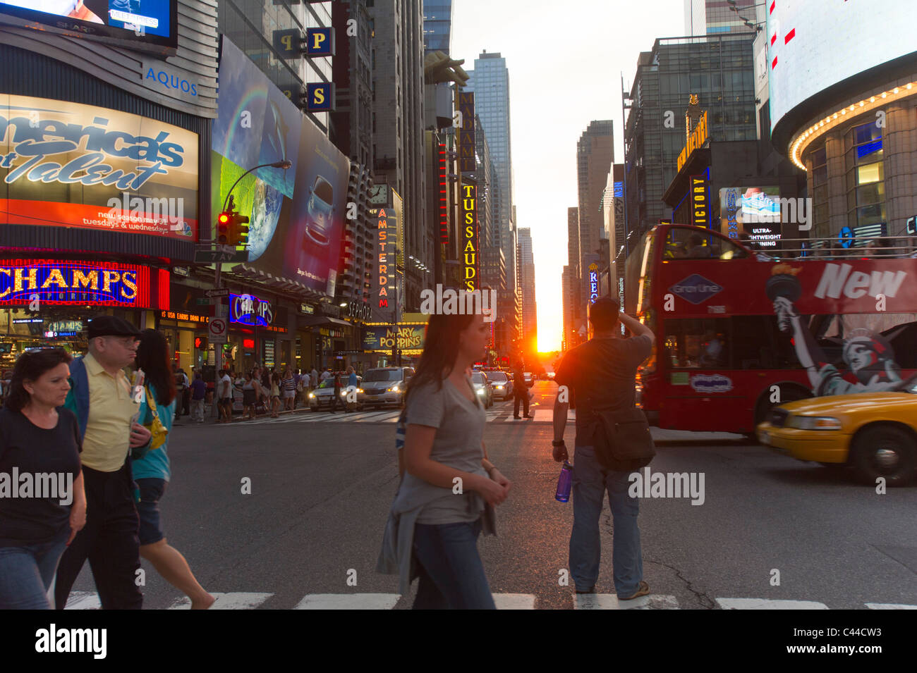 Visitors to Times Square in New York during the Manhattanhenge sunset ...