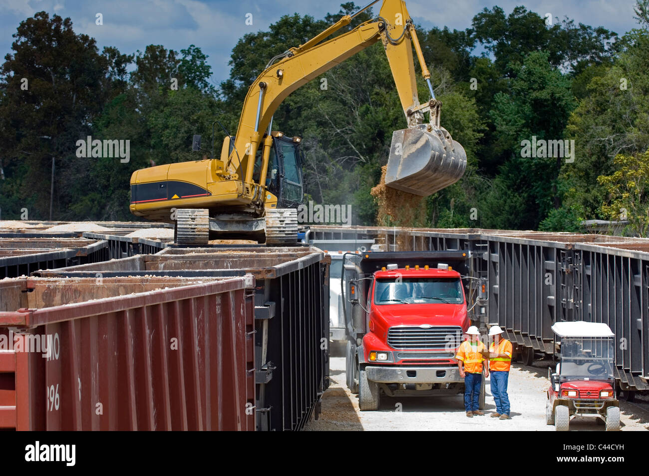 loading aggregate into a rail car Stock Photo - Alamy