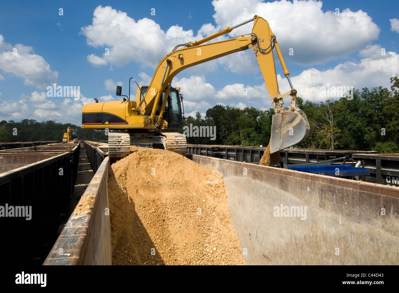 loading aggregate into a rail car Stock Photo - Alamy