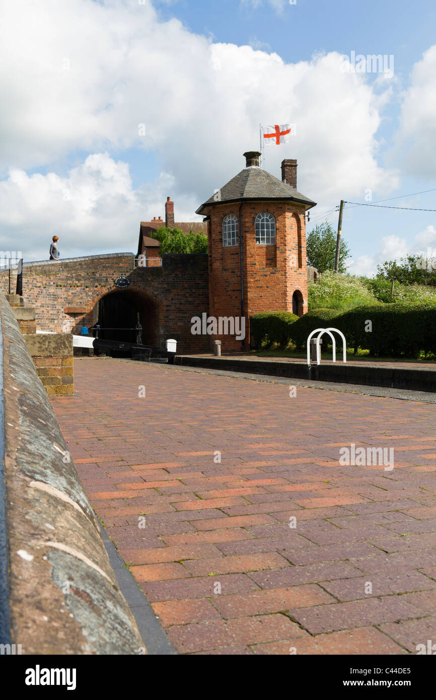 The Bratch Locks on the Staffs & Worcs canal in Wombourne Stock Photo ...