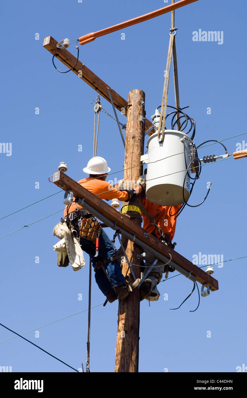 Electric utility lineman hi-res stock photography and images - Alamy