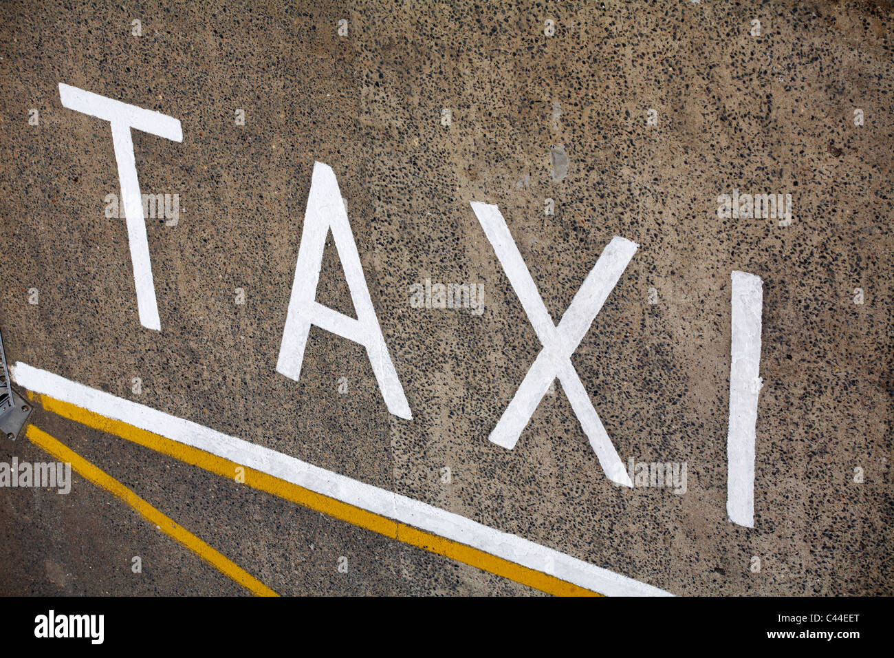 White lines on uk road hi-res stock photography and images - Alamy