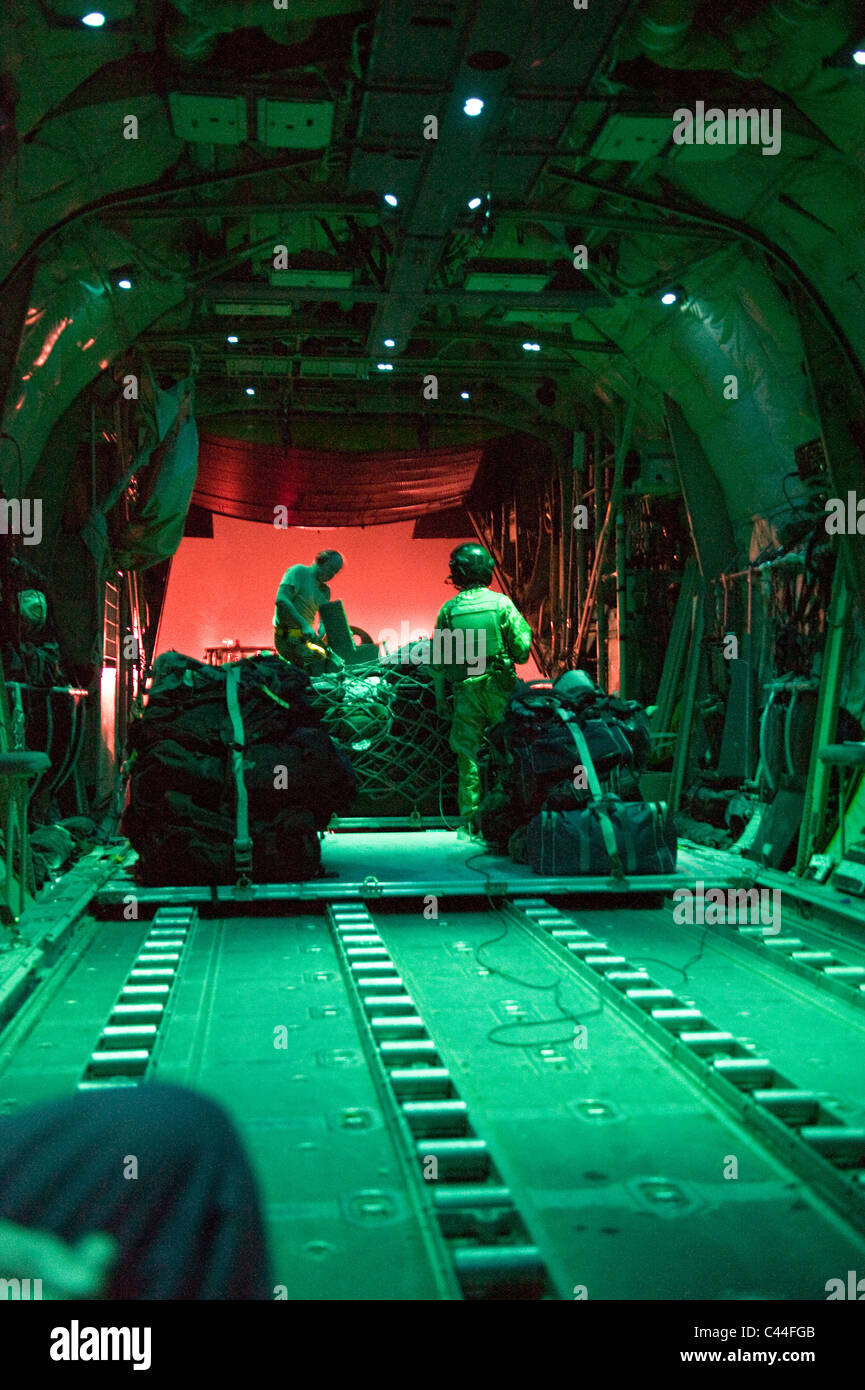 Military personnel load cargo hi-res stock photography and images - Alamy