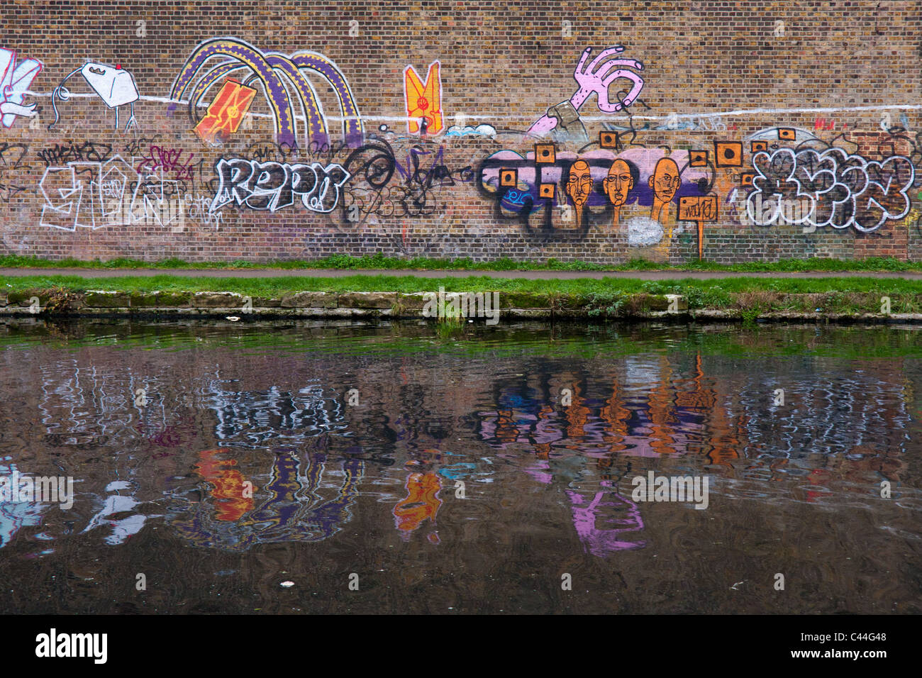 Graffiti river hi-res stock photography and images - Alamy