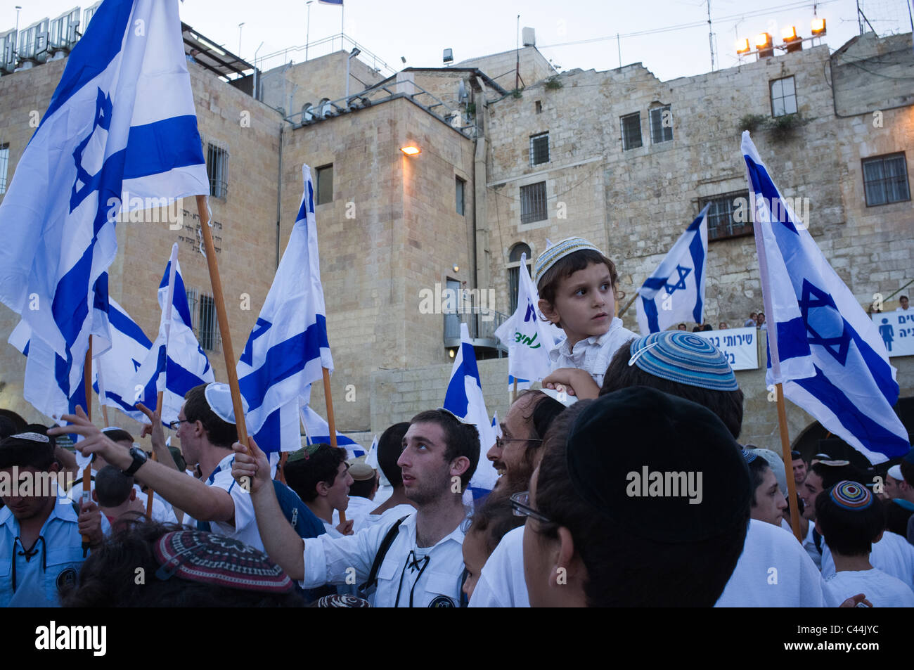 Thirty thousand religious Zionist youth in Dance of Flags for Jerusalem ...