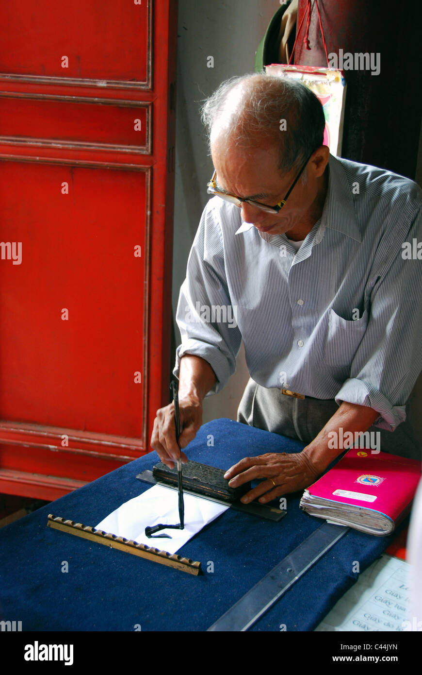 Vietnamese man creating calligraphy, Hanoi temple Stock Photo - Alamy