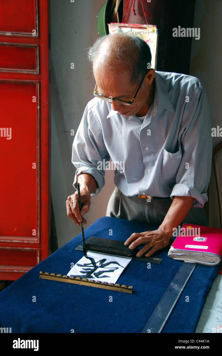 Vietnamese man creating calligraphy, Hanoi temple Stock Photo - Alamy